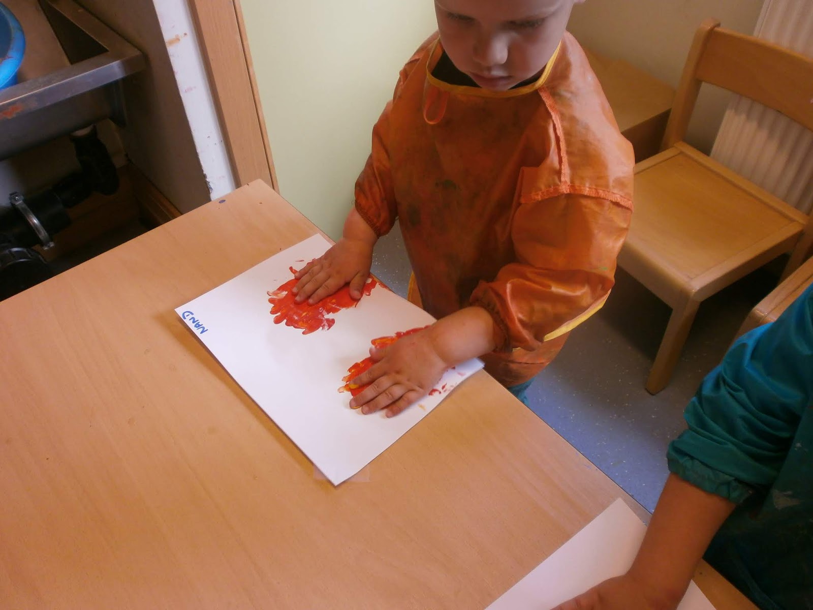 Juf Priscilla: we maken vuur met onze handen en verf