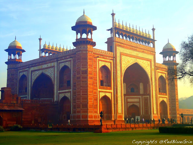 A wonder from other side : The Taj Mahal | RedBlueGrin