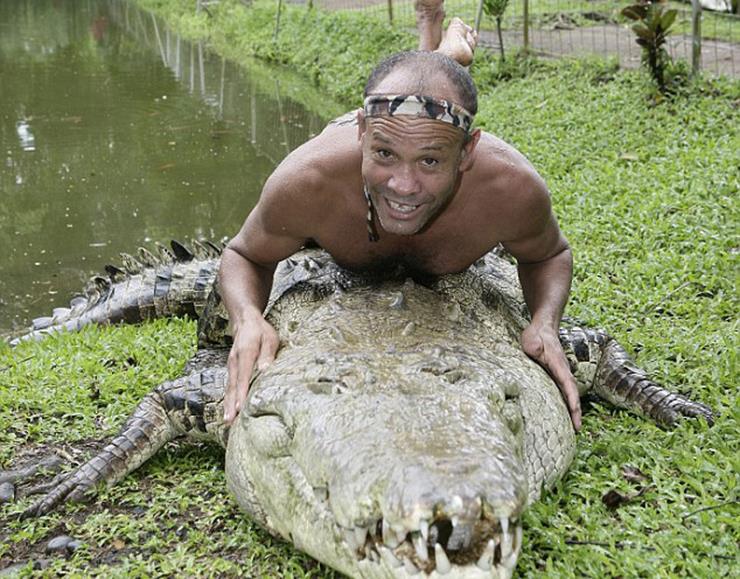 mountdweller88: “The Man Who Swims With Crocodiles”: Seorang Nelayan ...