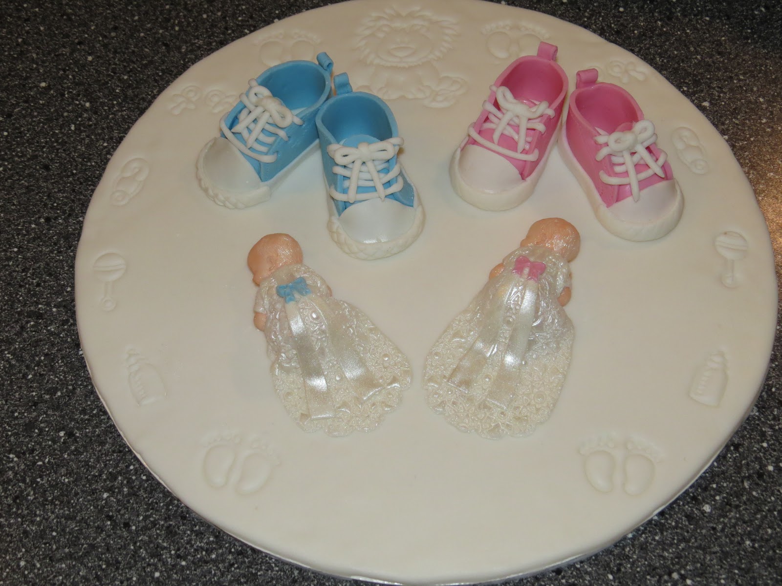 Sjov og ballade med kager: fondant baby converse sko og baby i ...