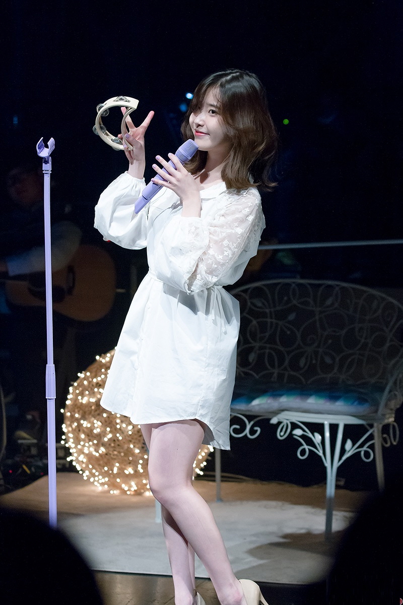 IU small theater concert photo paparazzi. - All of Kpop STarz
