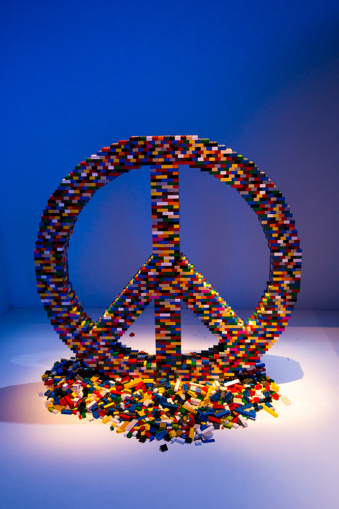 งานแสดงศิลปะรูปปั้นตัวต่อ Lego ที่ ArtScience Singapore Museum โดย ...