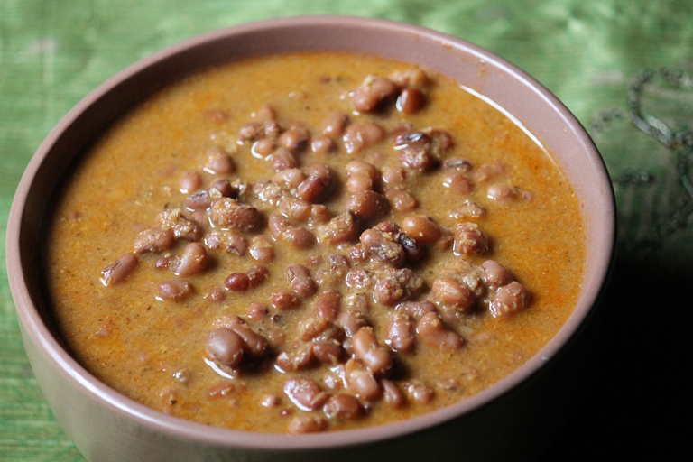 Karamani Kuzhambu Recipe / Thatta Payir Kuzhambu Recipe / Perum Payaru ...