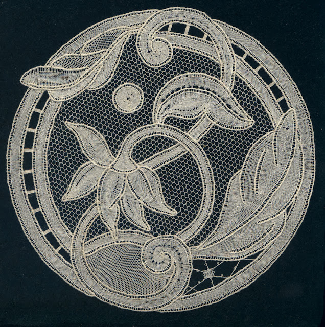 blog DD: I’m all about the lace today,