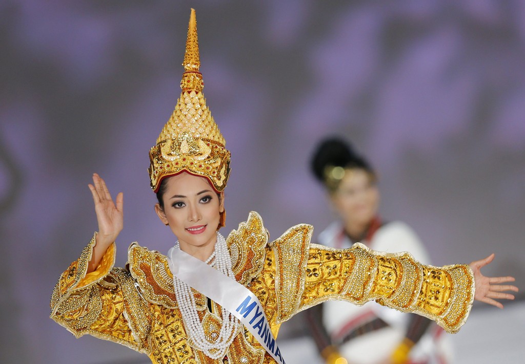 Miss Universe Myanmar 2015 was crowned and crowned her successor at the ...