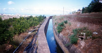 La Historia De Sylvia : ¿QUÉ ES UNA ACEQUIA?
