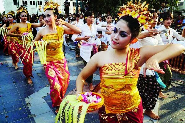 pendet dance is original art from bali Indonesia-tari pendet ...
