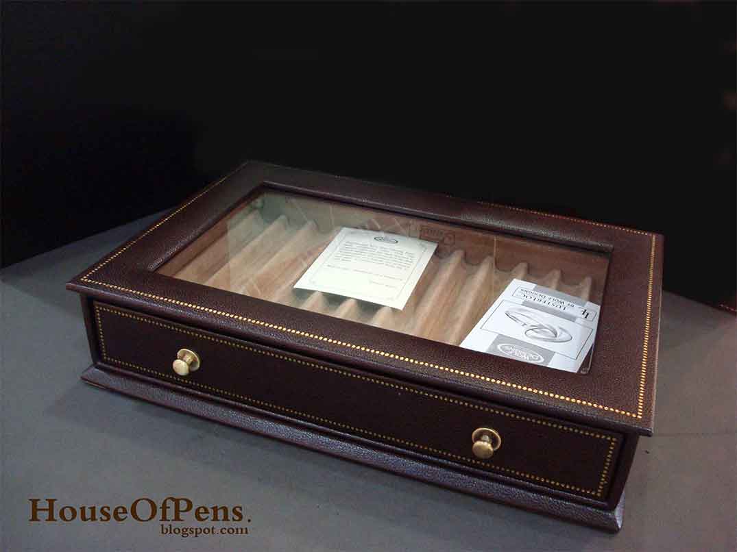 House of Pens: Wolf Design Pen Display Case