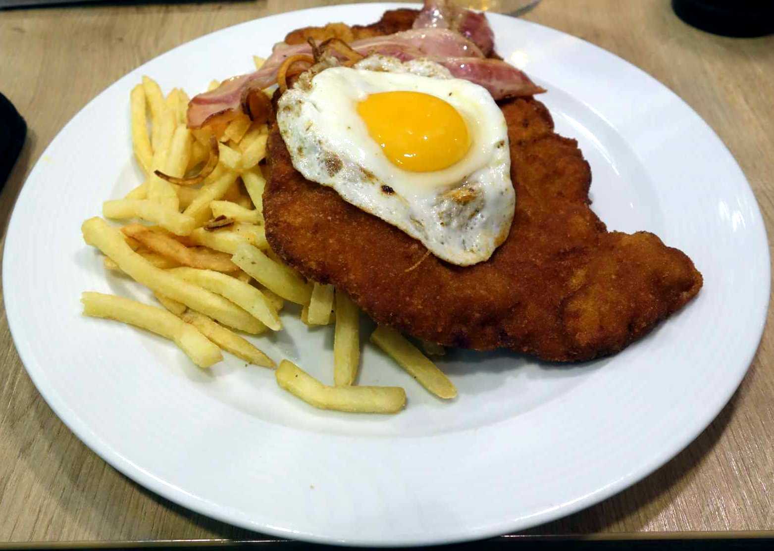 Unterfrankes Welt: Schnitzel mit Ei und Schinken