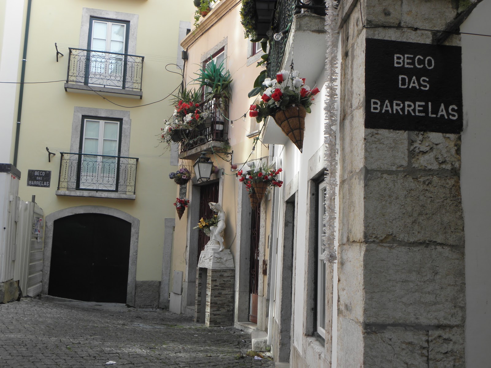 Beco das Barrelas: Um Beco com saídas