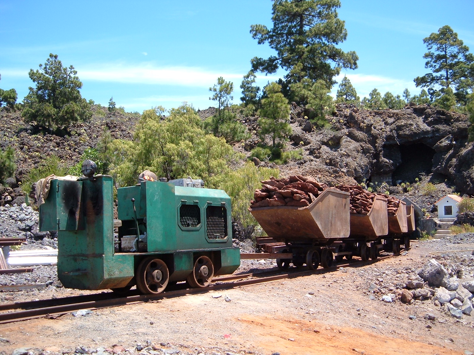 MONTAÑA TRENES E HISTORIAS: VAGONETAS, CARROS Y PLATAFORMAS