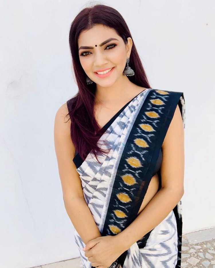 Actress Lahari Shari Photo Shoot - FilmyFi — Stay Connected, Stay Filmy