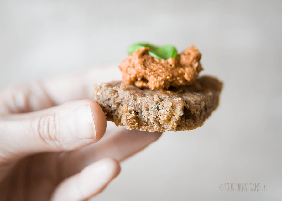 Food Porn, Vegan Style: ZIOŁOWE KRAKERSY Z ROZMARYNEM I SUSZONYMI ...