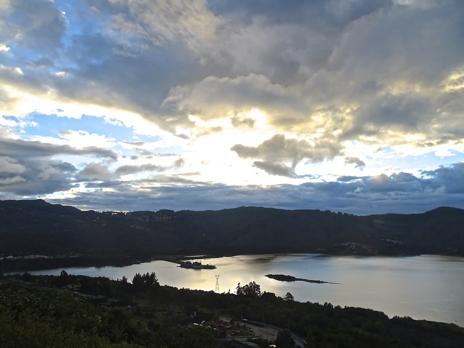 Atrapados por la Imagen: Atardecer en el Embalse San Rafael La Calera ...