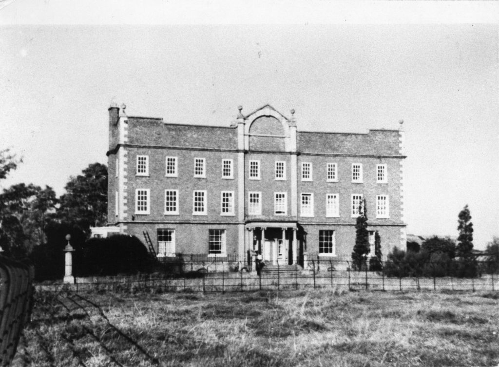 A GHOST HUNTERS DIARY: HANKELOW HALL