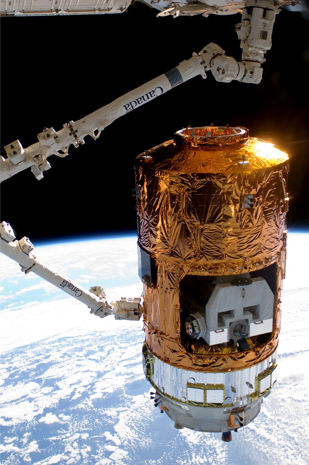 Suburban spaceman: Japan's JAXA HTV "Kounotori" photo on orbi