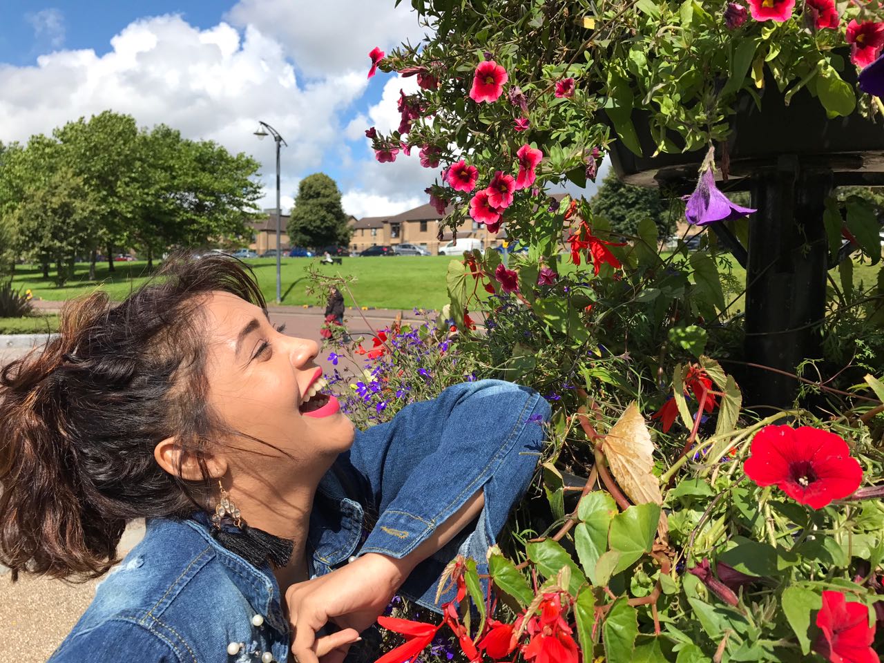 Amrapali Gupta Enjoying With Husband Yash Sinha on Location of London