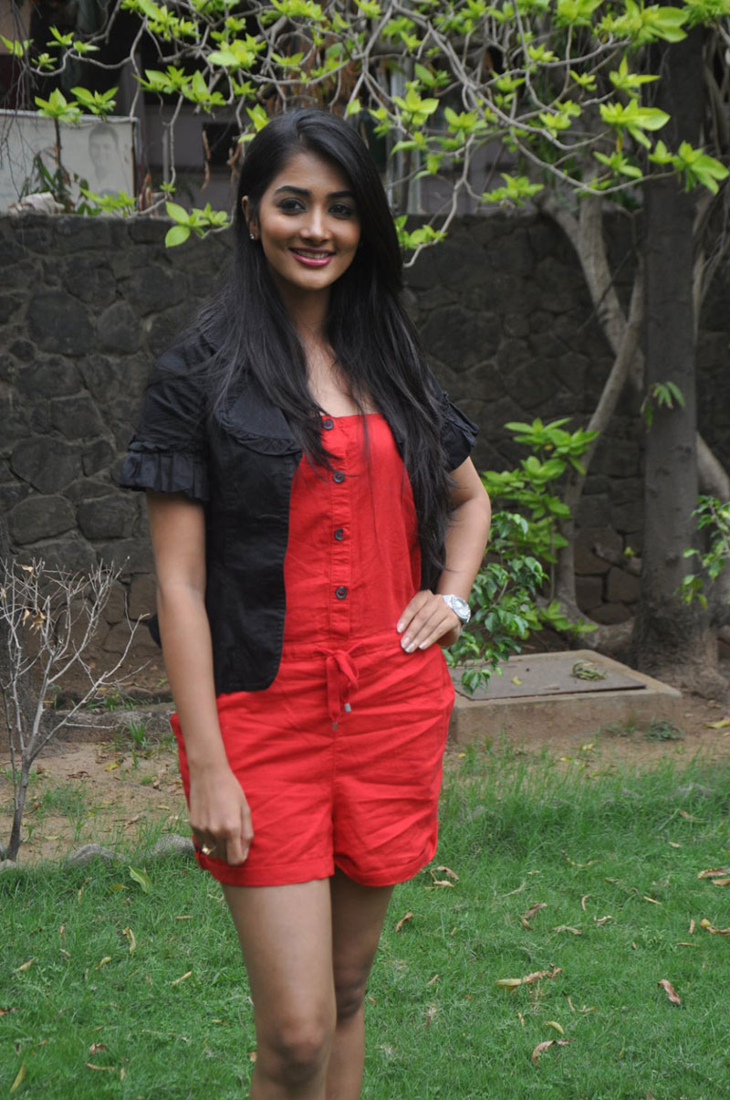 Pooja Hegde Hot Photos in trendy Dress