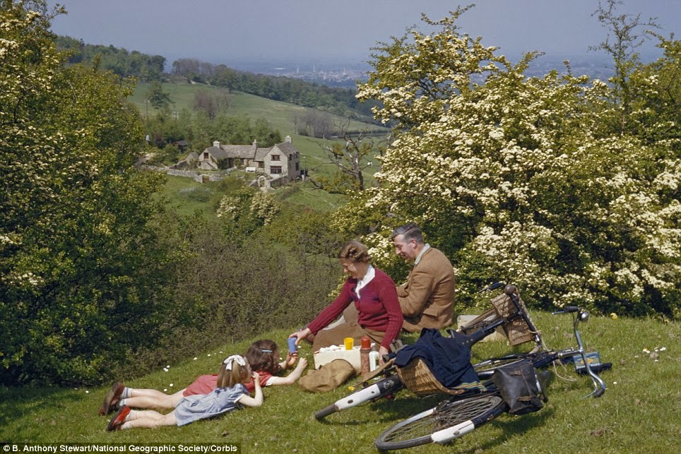26 Enchanting Color Photographs That Show What Life Was Like in Britain ...