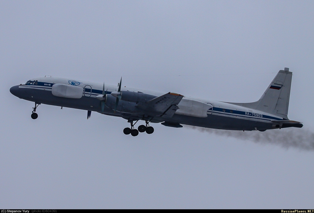 EL HANGAR DE TJ: EL VIKRAMADITYA Y UN EXTRAÑO IL-22M