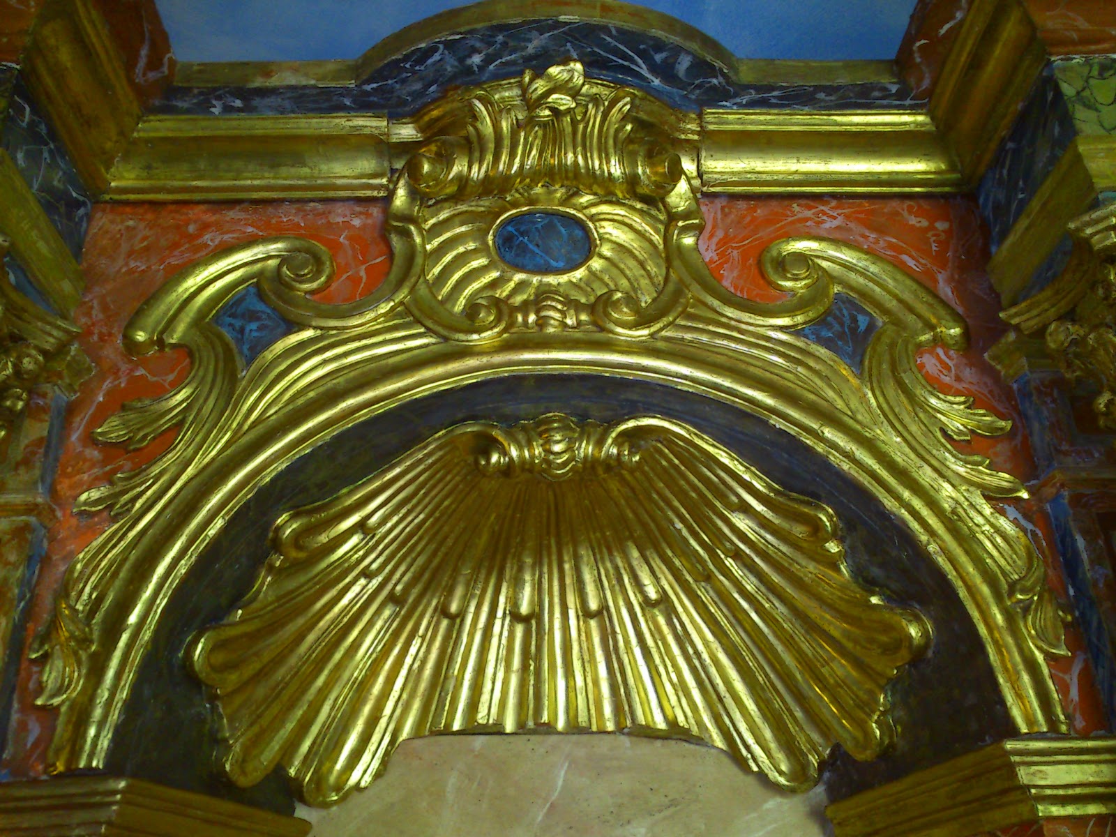 Restaurata: Restauración de un Retablo Dorado y Policromado