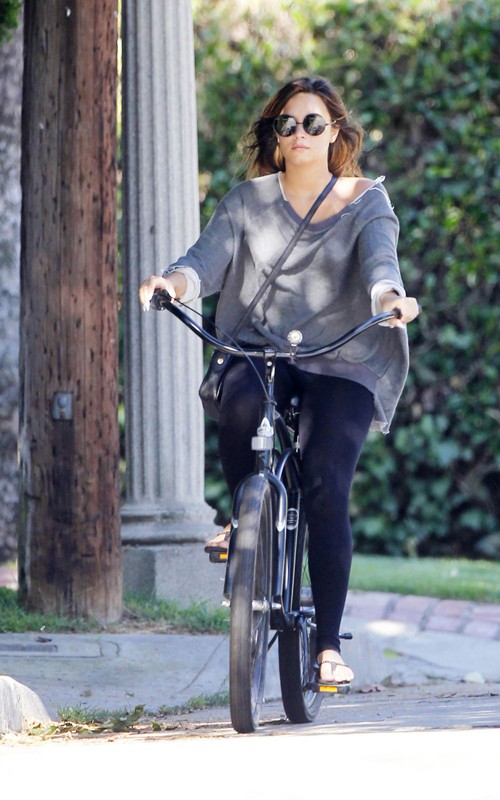 TeenCelebBuzz: Demi Lovato: Bike Riding Beauty
