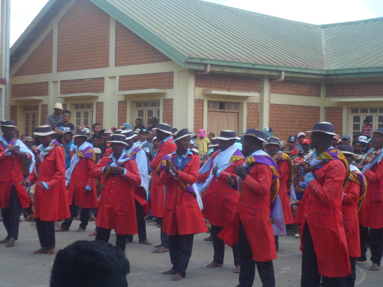 "Hira Gasy : SAHONDRAFININA et RAVELOSON en face à face
