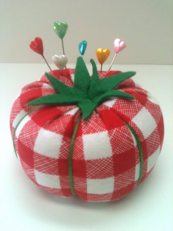 Bee In My Bonnet: Tomato Pincushion and Tutorials...