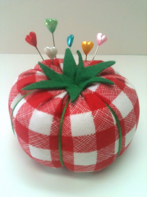 Bee In My Bonnet: Tomato Pincushion and Tutorials...