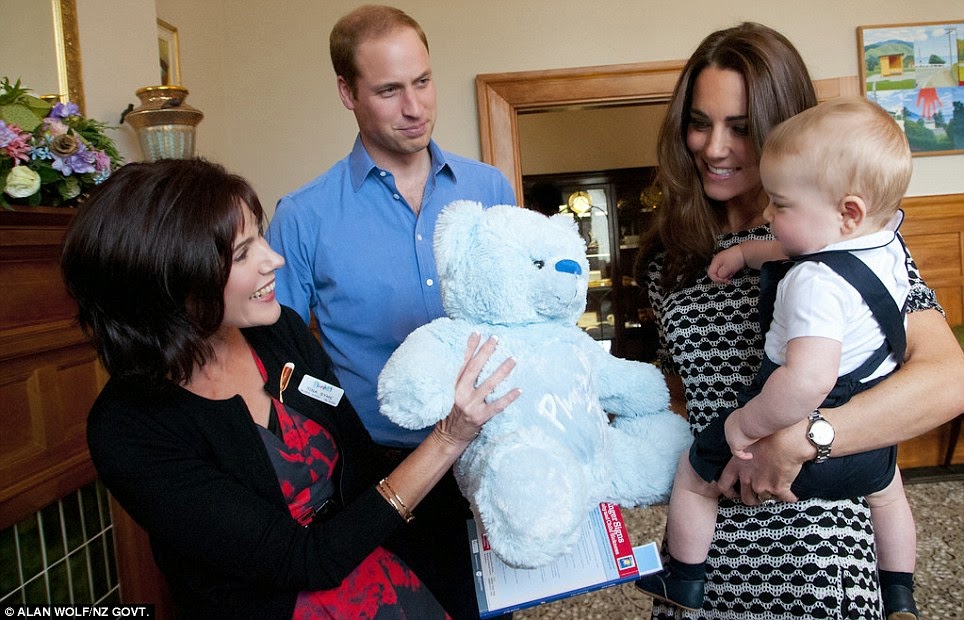 Kate Middleton wears a Tory Burch look at Plunkett Parents' Group Event ...