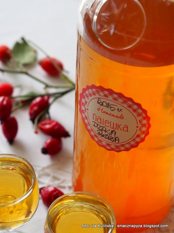 Nalewka z owoców dzikiej róży. Różanka | Smaczna Pyza