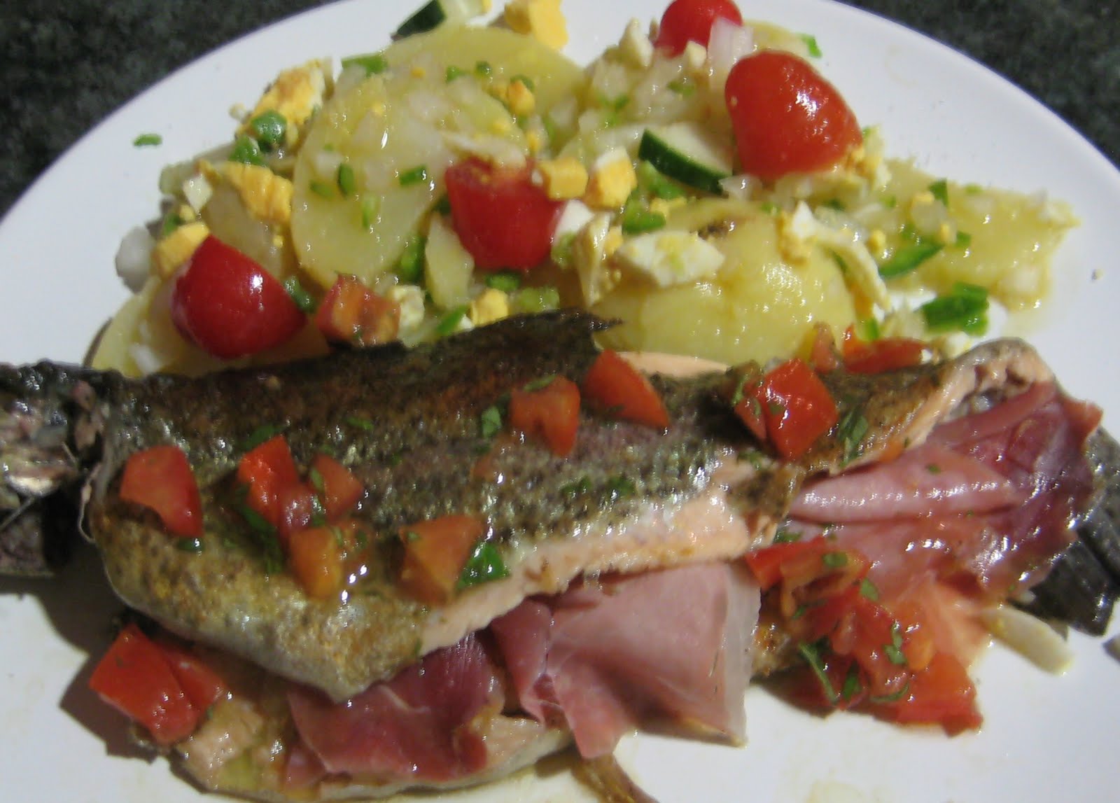 LA MIA COMIDA: TRUCHA RELLENA DE JAMÓN Y CEBOLLA CON AROMA DE ALBAHACA