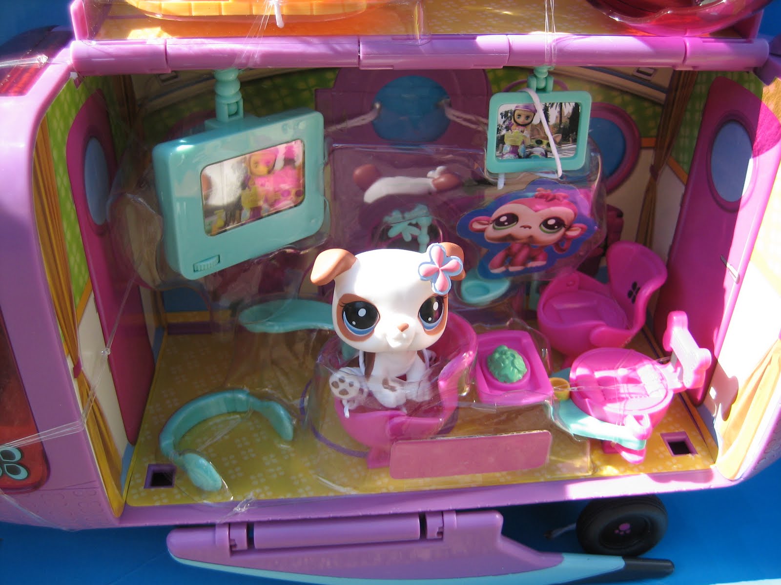 When Toys Rule The World: Toyologist Review: Littlest Pet Shop Jet