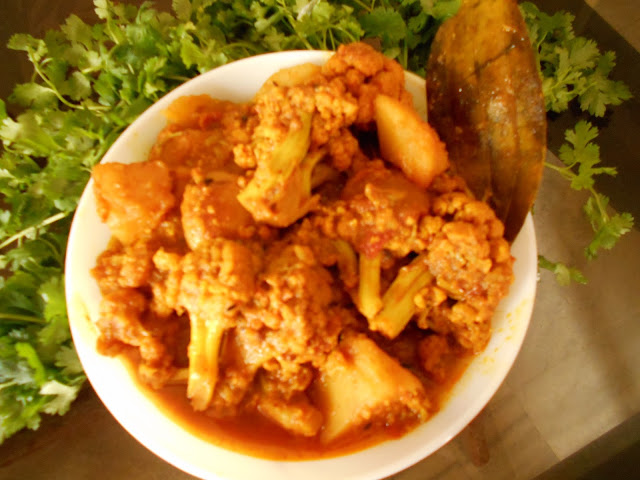 Paramita's Kitchen: Aloo Phul Gobi Ki Sabji / Alu - Phulkopir Tarkari ...