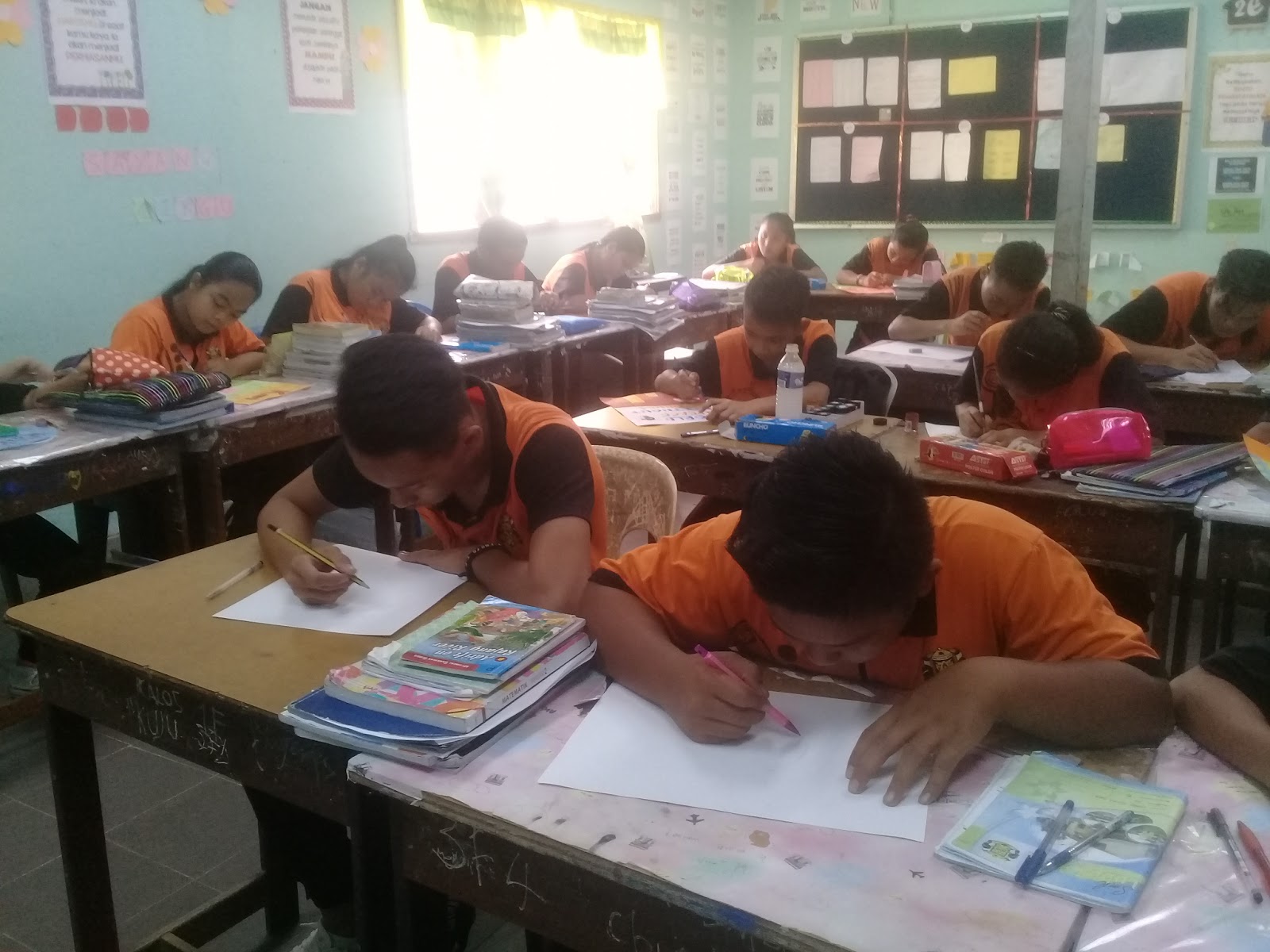 PENDIDIKAN PENCEGAHAN DADAH SMK LUBOK ANTU: Melukis Poster PPDa