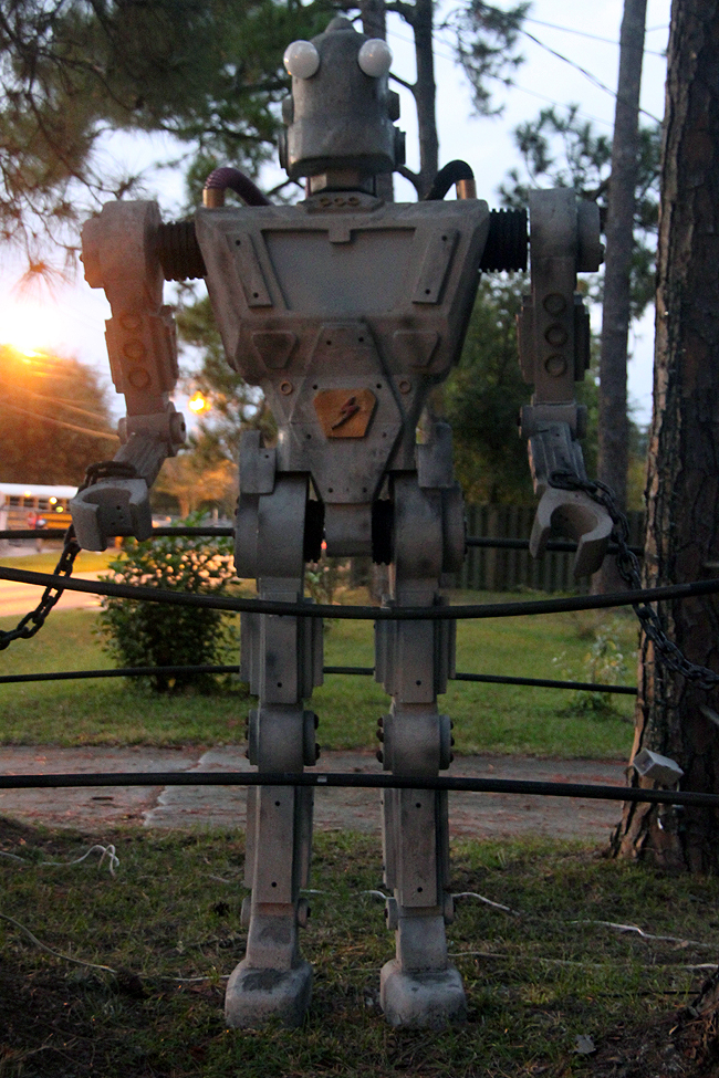 Giant Atomic Iron Giant Robot Halloween Decoration: My New Favorite ...