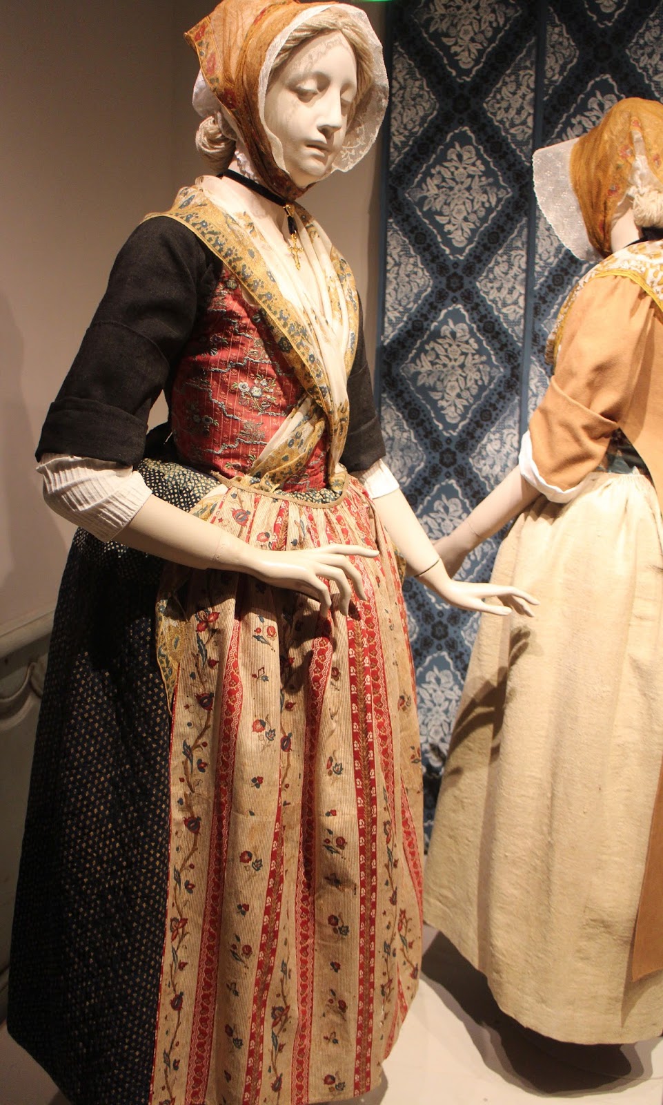 Chez Mark et Marcel: Costume provençal