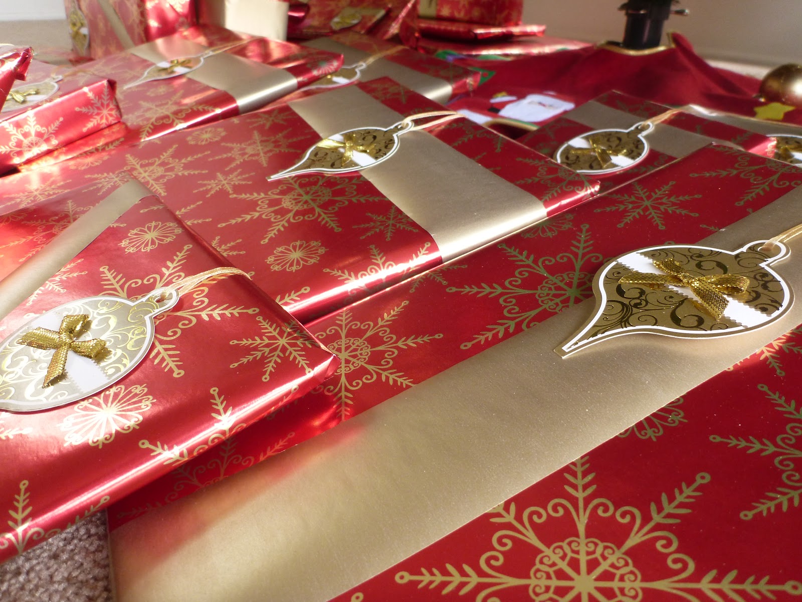 Cassadiva: My Christmas Gift Wrapping 2012 (Red and Gold)