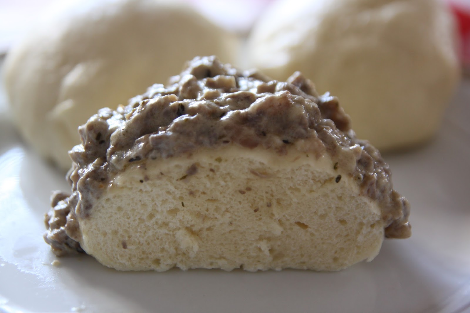 Pampuchy czyli kluski na parze z sosem pieczarkowym – Słodko-wytrawnie