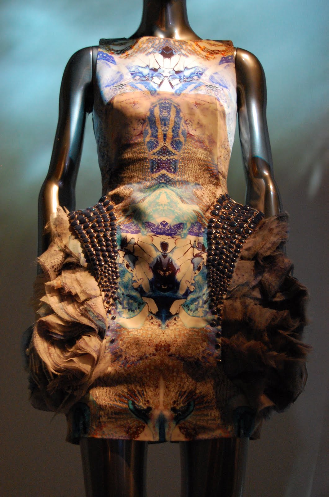 CARMEN F.GONZÁLEZ: ALEXANDER MCQUEEN-SAVAGE BEAUTY