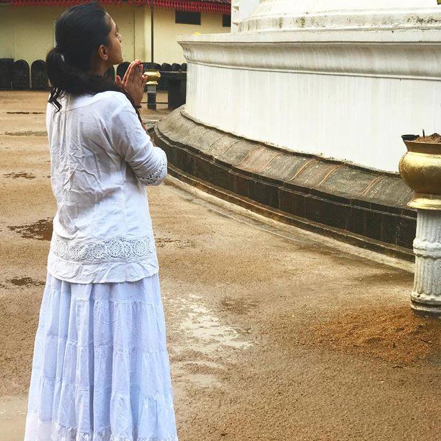 ශලනි හිතහදාගන්න බුදුන් වඳින්න කැලණි ගිහින්