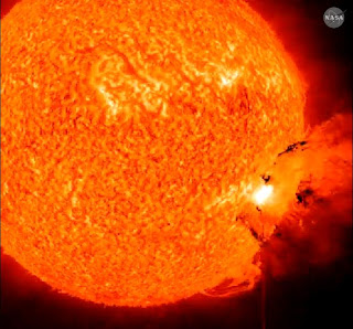 willy es la ley: Las llamas del sol diez veces mayores que la Tierra