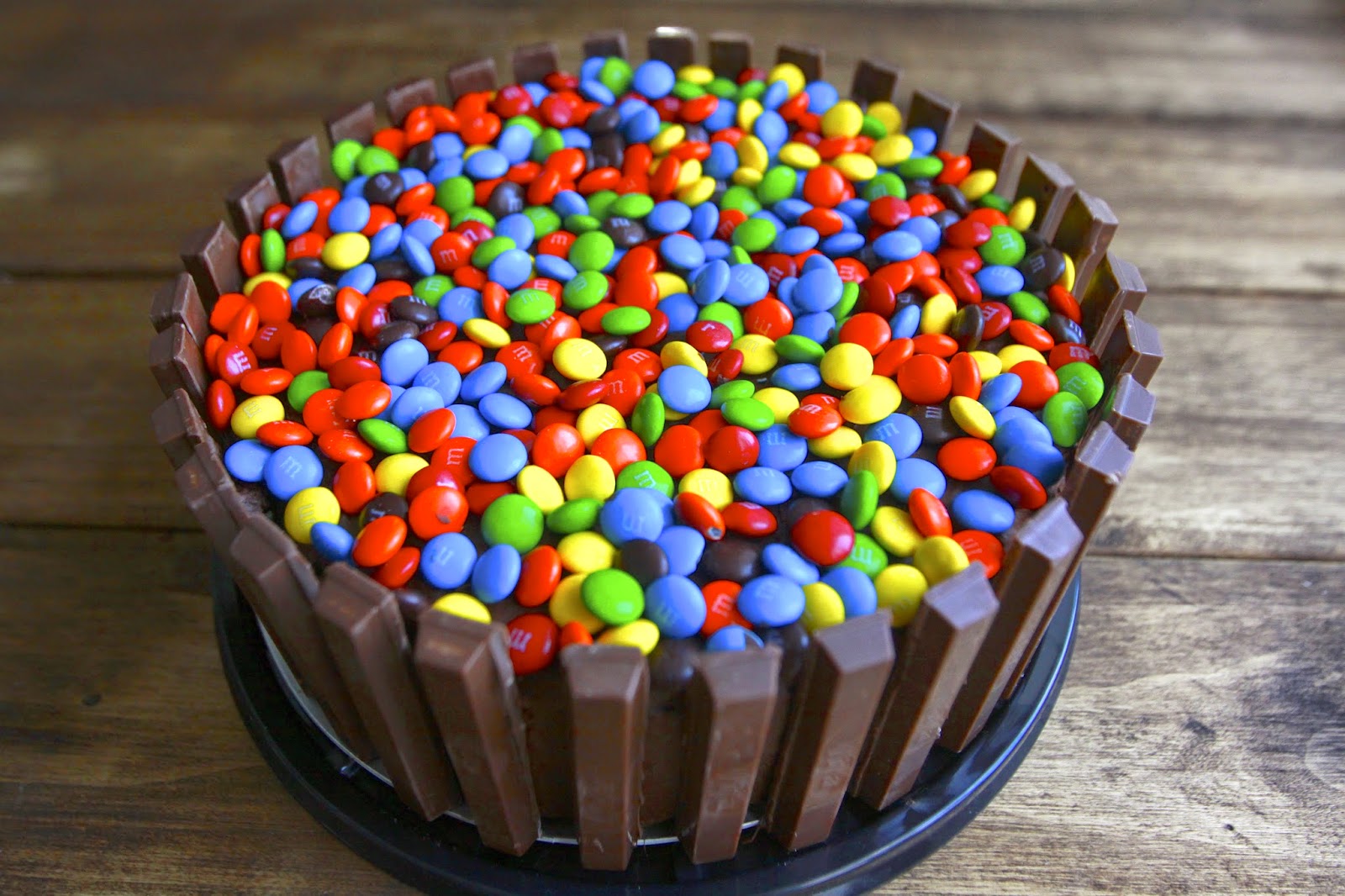 Black Cat: FAMOUS KITKAT & MNM'S CHOCOLATE CAKE