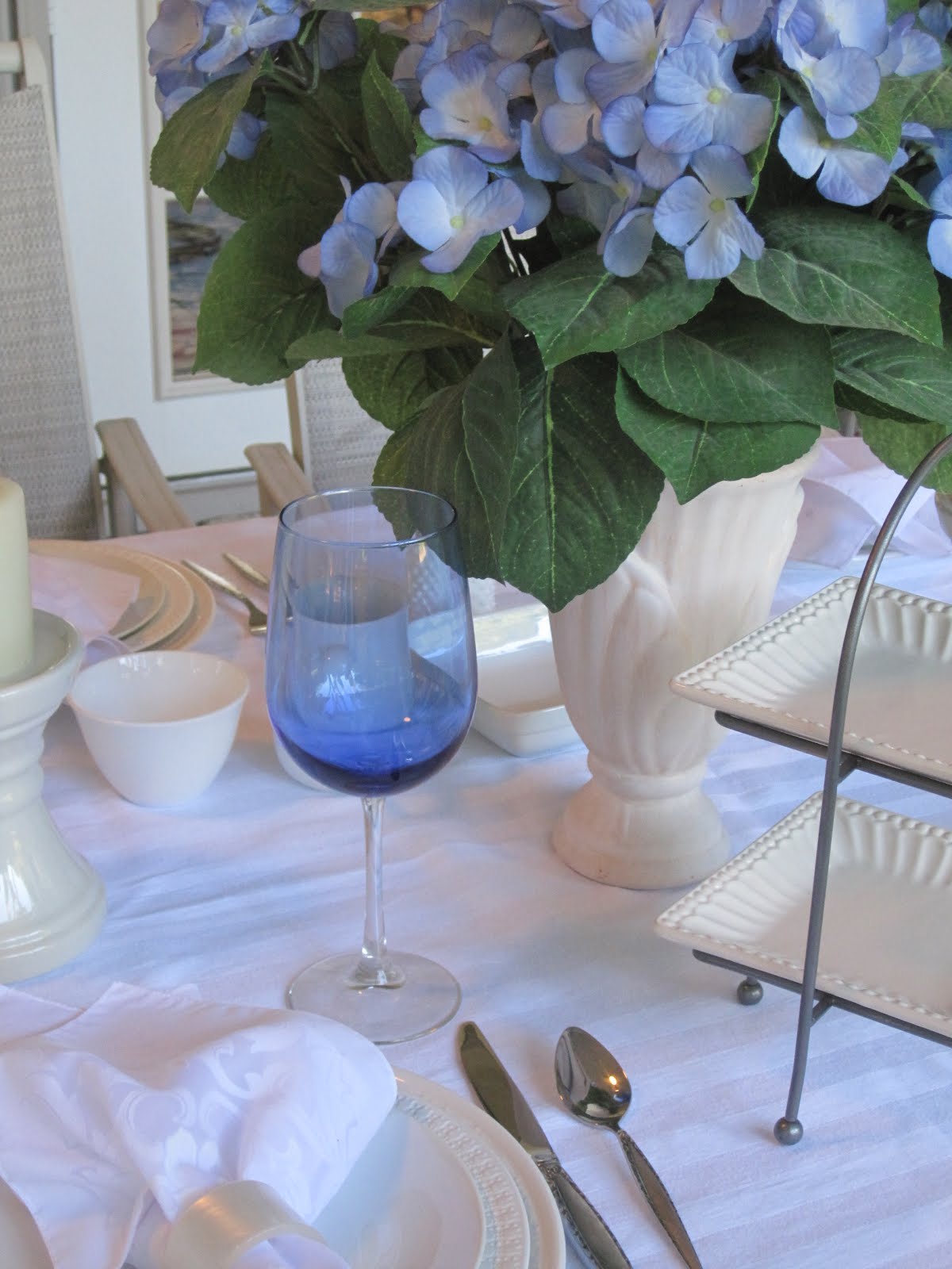 Just a Little Southern Hospitality: Dinner in White.......