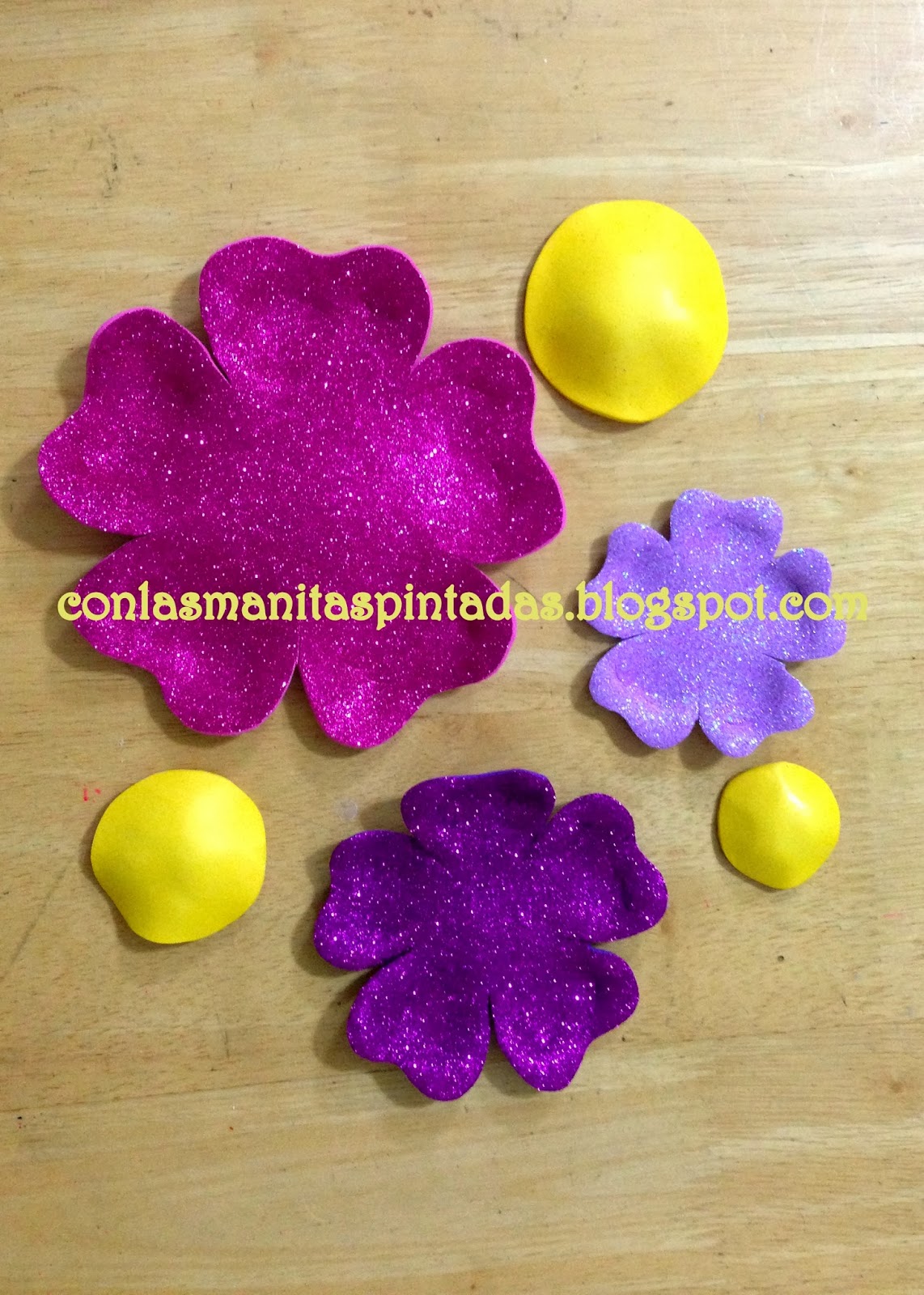 Con las manitas pintadas: Como hacer flores con goma eva (foami)