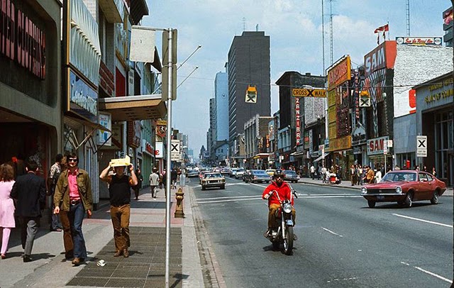 40 Wonderful Photos of Yonge Street, Toronto in the 1970s ~ Vintage ...