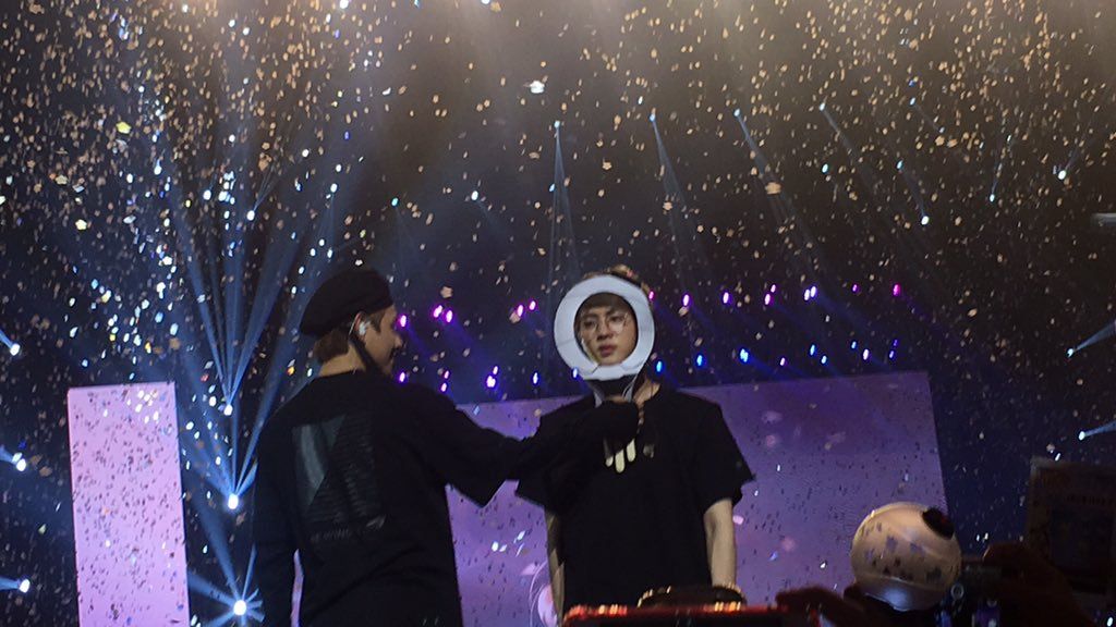 더쿠 - 공식응원봉을 너무나 지독하게 사랑하는 아이돌 방탄소년단 진