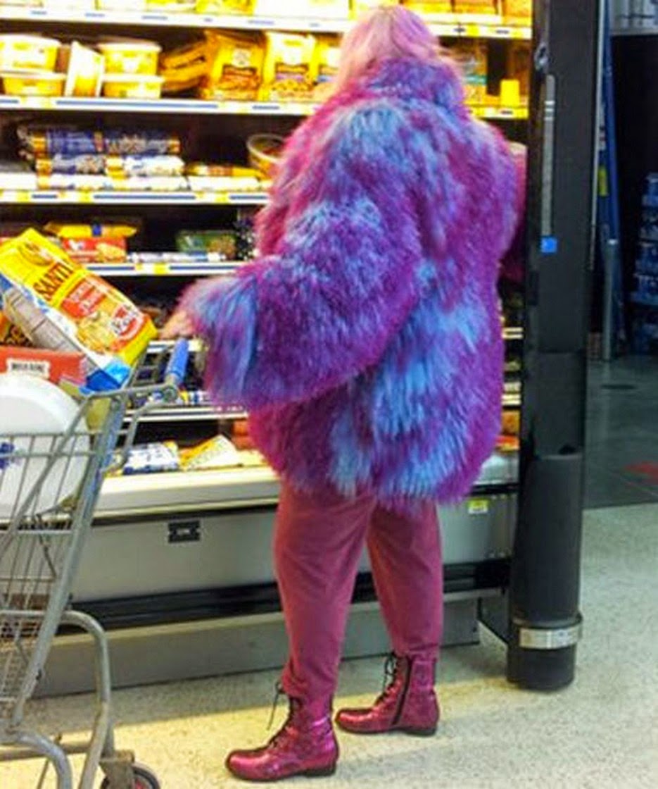 Chuck's Fun Page 2: Scene at Wal*Mart - no dress code shopping (18 images)