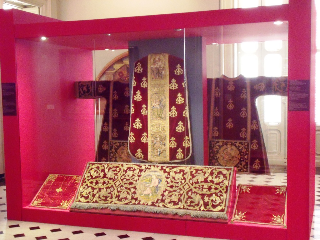 Cómo Disfrutar de tu Jubilación: TEXTILES ORNAMENTALES RELIGIOSOS