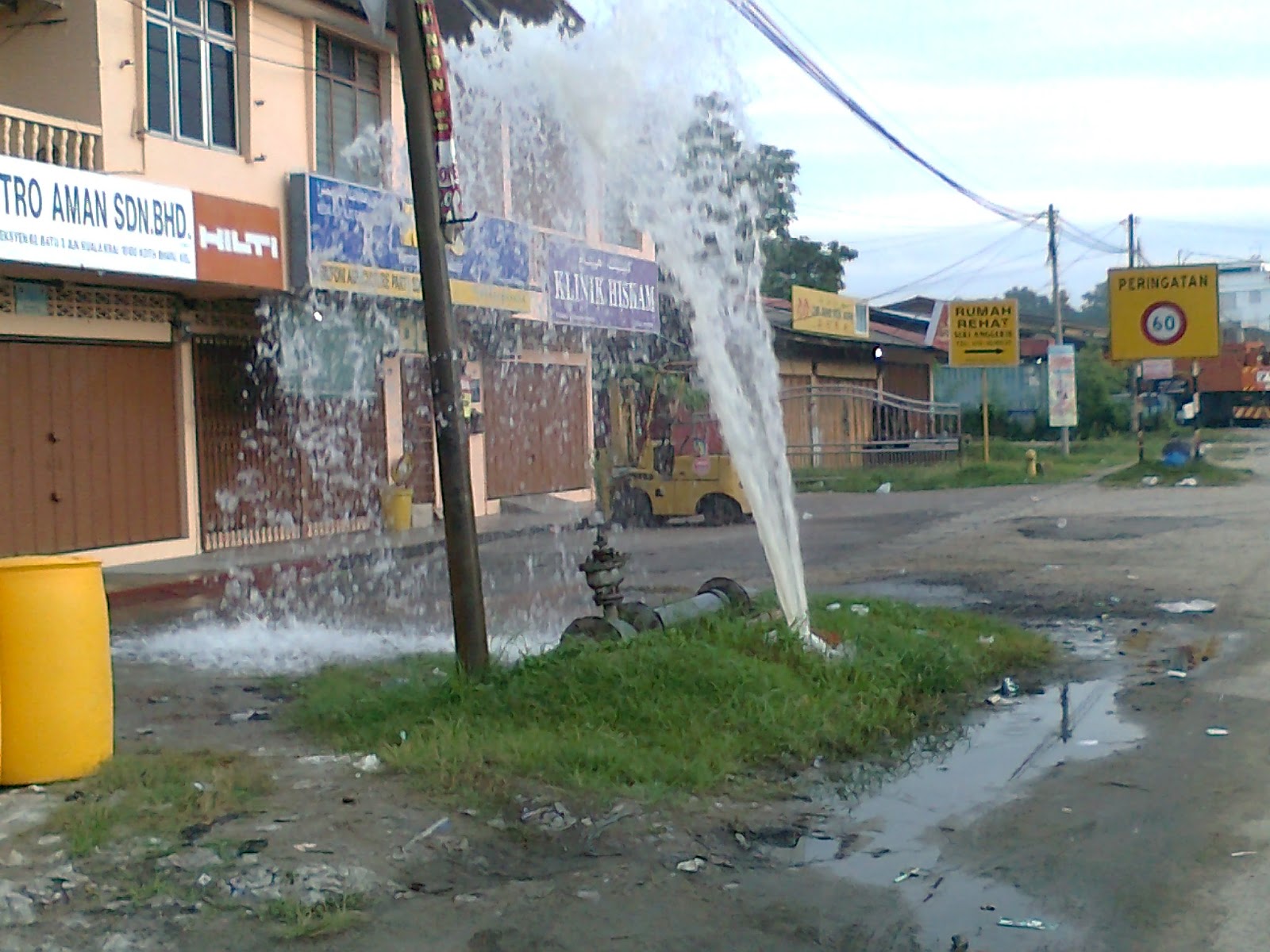 Relatif: Siri 01: Foto: Paip Air Pecah